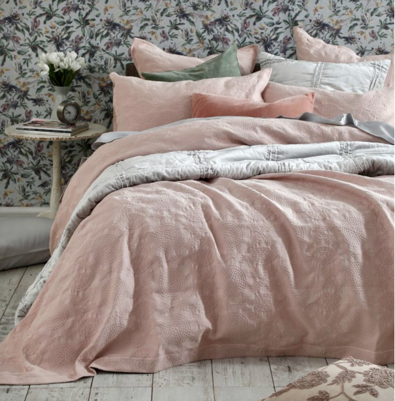 White Out Of The Box - Home Decoration and Gift Shop